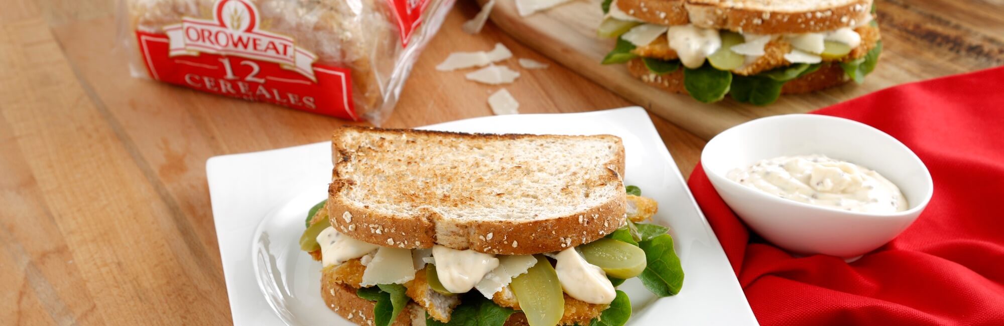 Sándwich de pavo, parmesano, pepinillos y salsa de miel y mostaza ...
